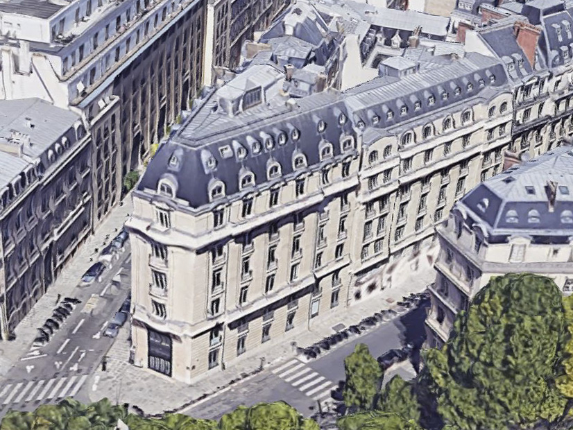 Couverture en ardoises à l'impériale et zinc d'un immeuble haussmannien